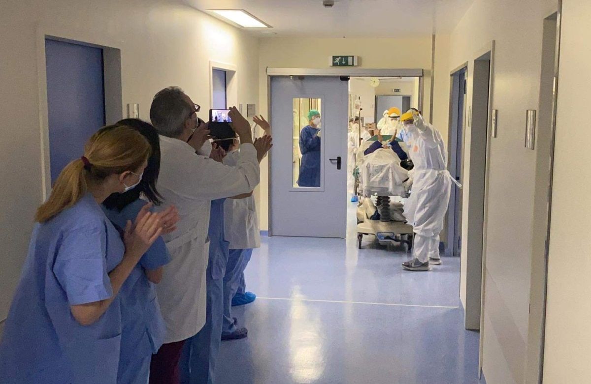 Δάκρυα χαράς από τους «αφανείς ήρωες με τις μάσκες»